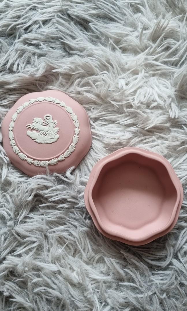 Vintage Wedgwood Jasperware Pink Scalloped Box (Aurion on Chariot ...