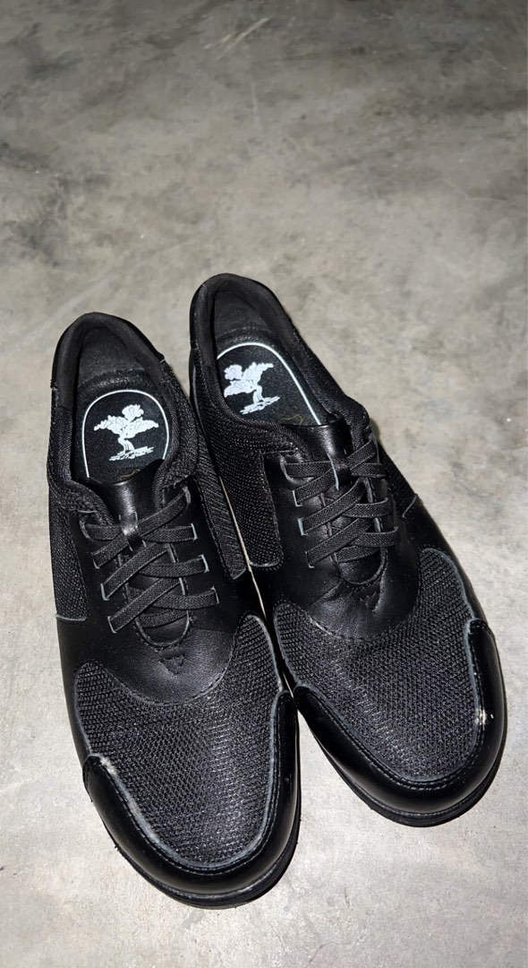Foot tree shoes, Women's Fashion, Footwear, Sneakers on Carousell