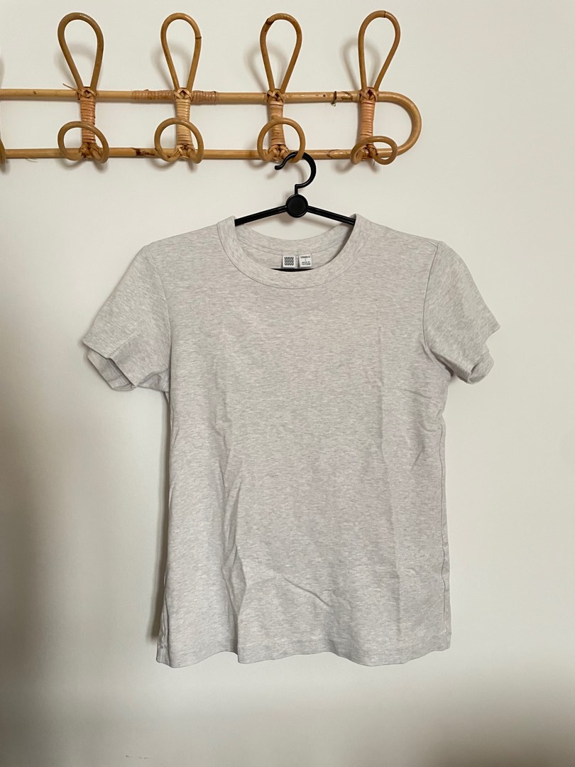 Uniqlo basic tee, Women's Fashion, Tops, Other Tops on Carousell