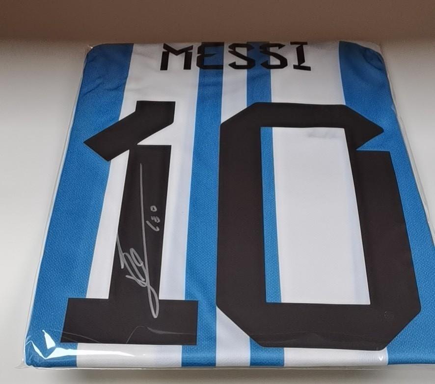 Messi signed Argentina 2022 world cup home shirt with COA, Hobbies ...