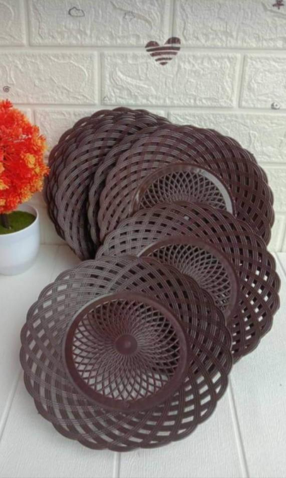 PIRING PLASTIK MOTIF ROTAN, Kitchen & Appliances di Carousell