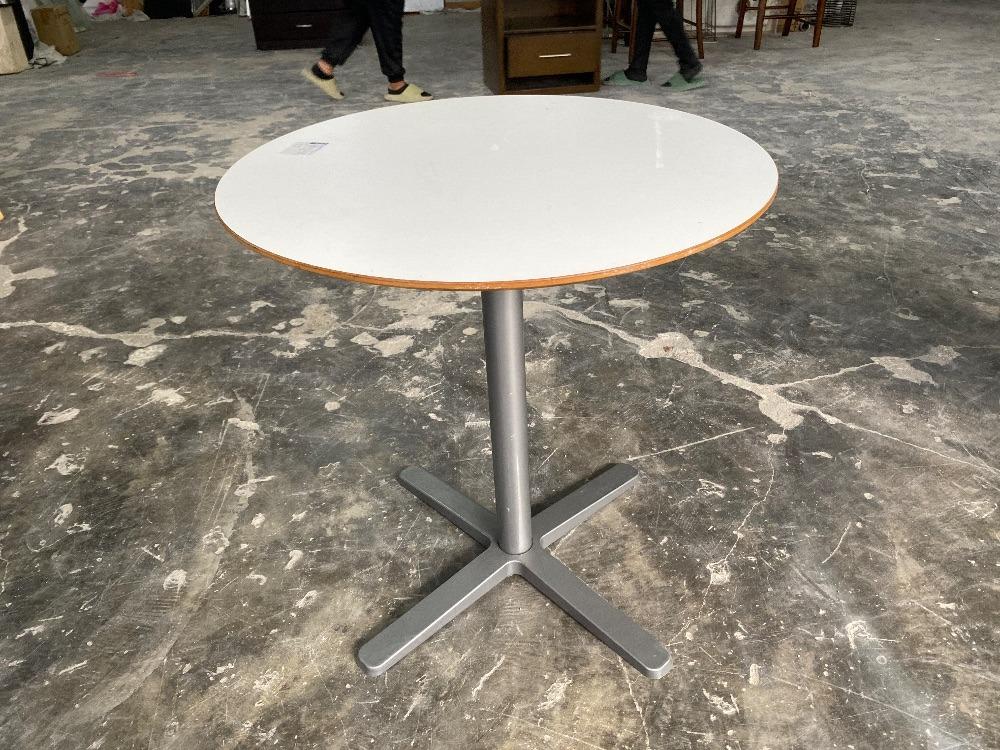 Round Wooden Top Table White Colour / Meja Atas Kayu Bulat Warna Putih ...