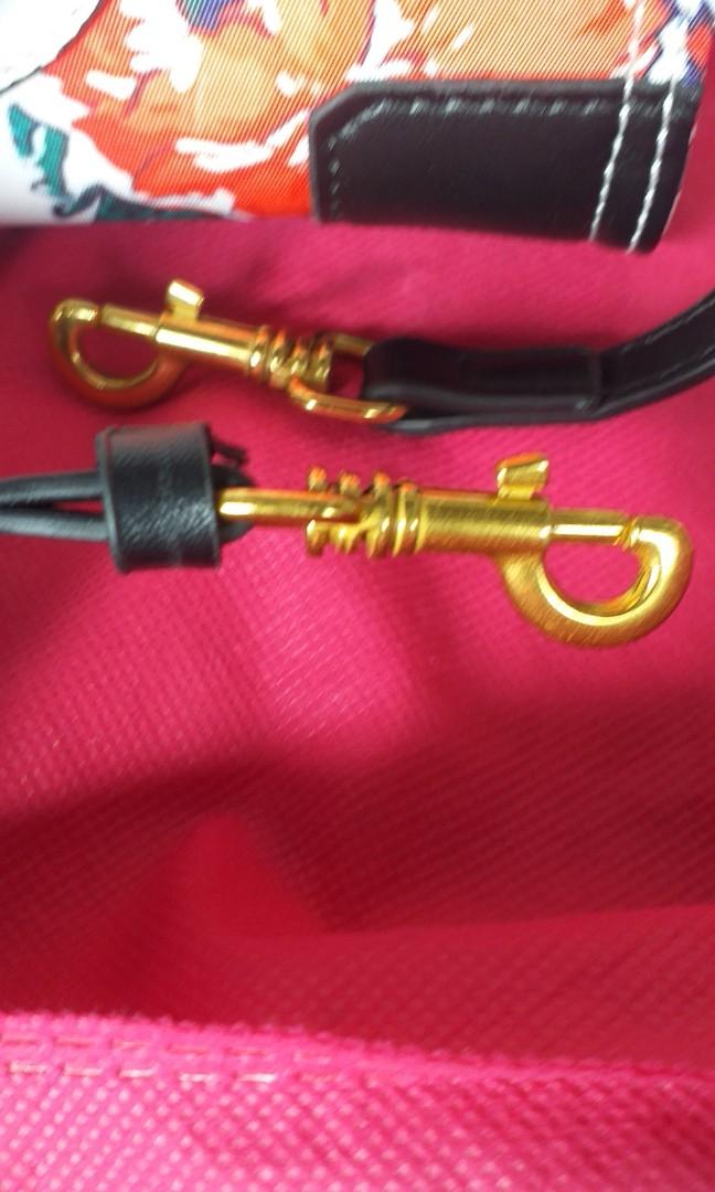Tory Burch Micro Sling, Luxury, Bags & Wallets on Carousell