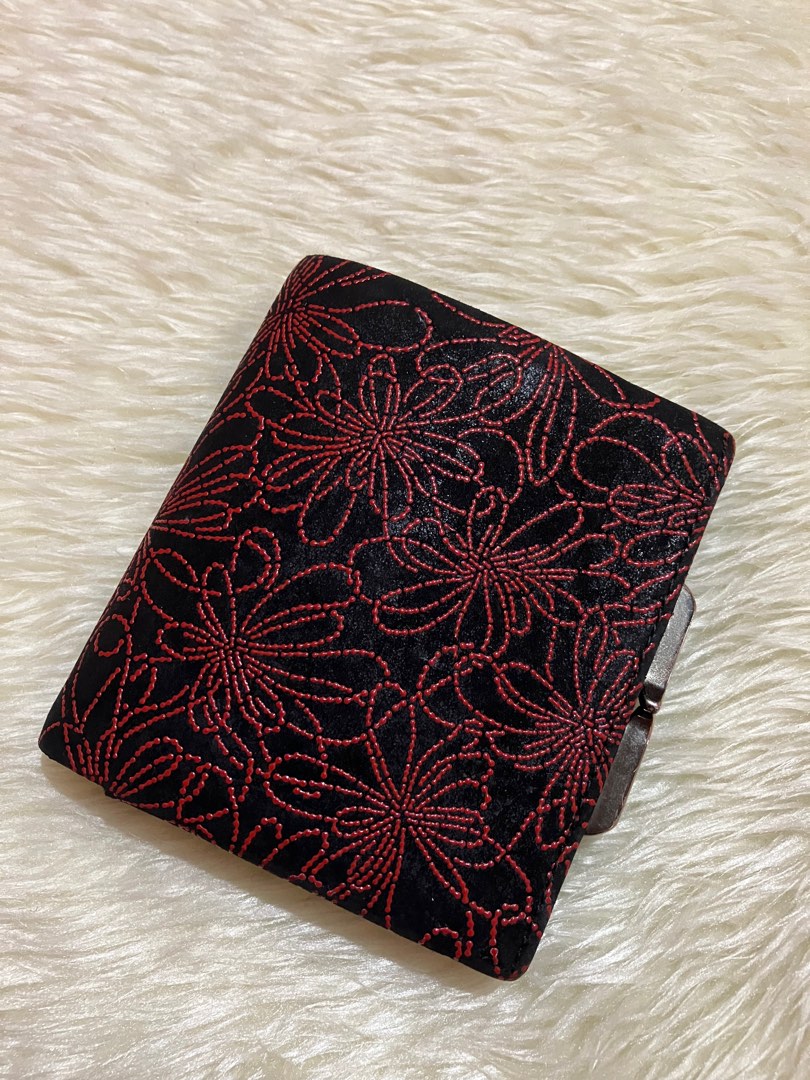 Inden-ya Chrysanthemum Lines Deer Skin Bifold Kissloc Red on Black ...
