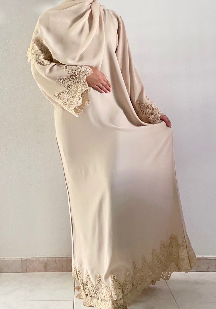 *LAST PIECE* Iszy Jubah, Women's Fashion, Muslimah Fashion, Kaftans ...