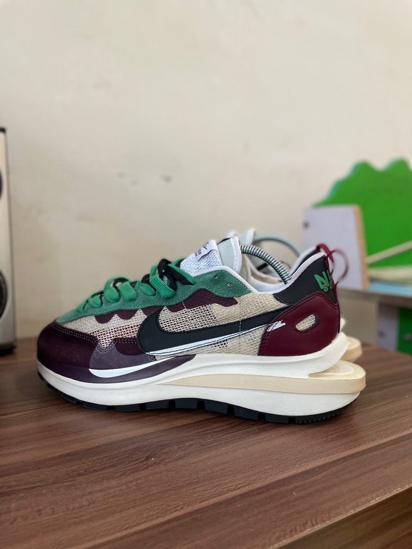 Nike Sacaii merah 42, Fesyen Pria, Sepatu , Sneakers di Carousell