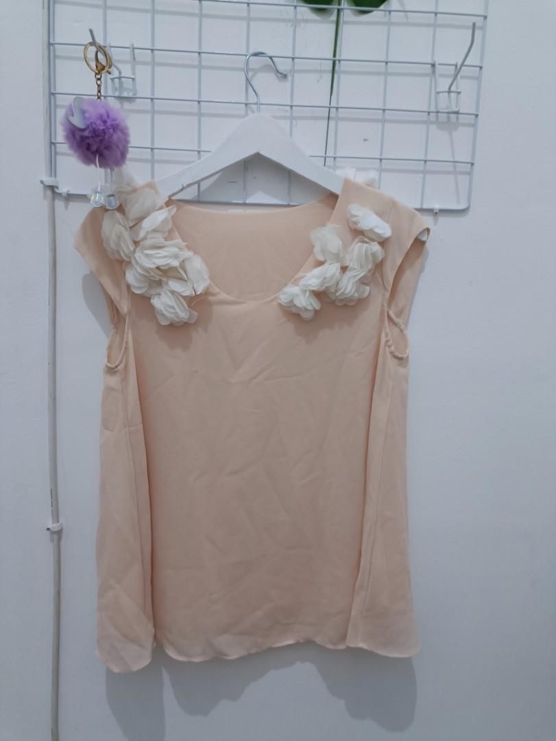 Top bunga top petals, Fesyen Wanita, Pakaian Wanita, Atasan di Carousell