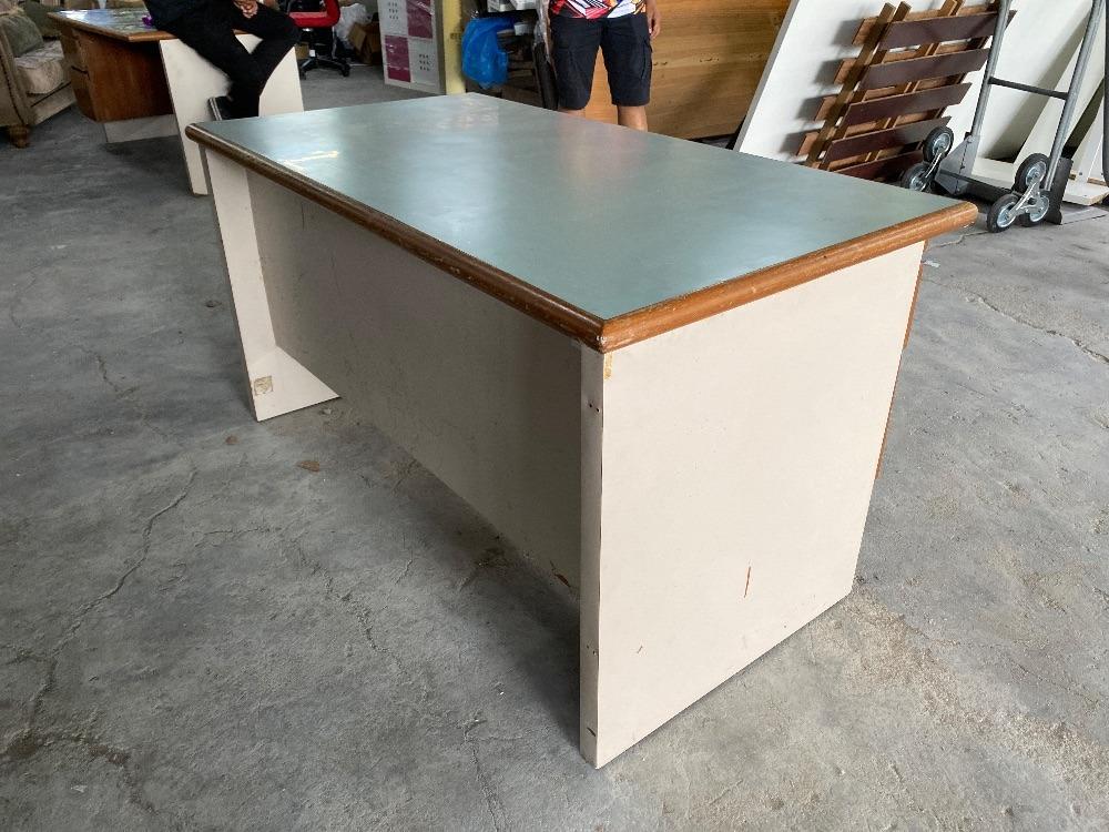 Wooden Office Desk White Colour / Meja Pejabat Kayu Warna Putih ...