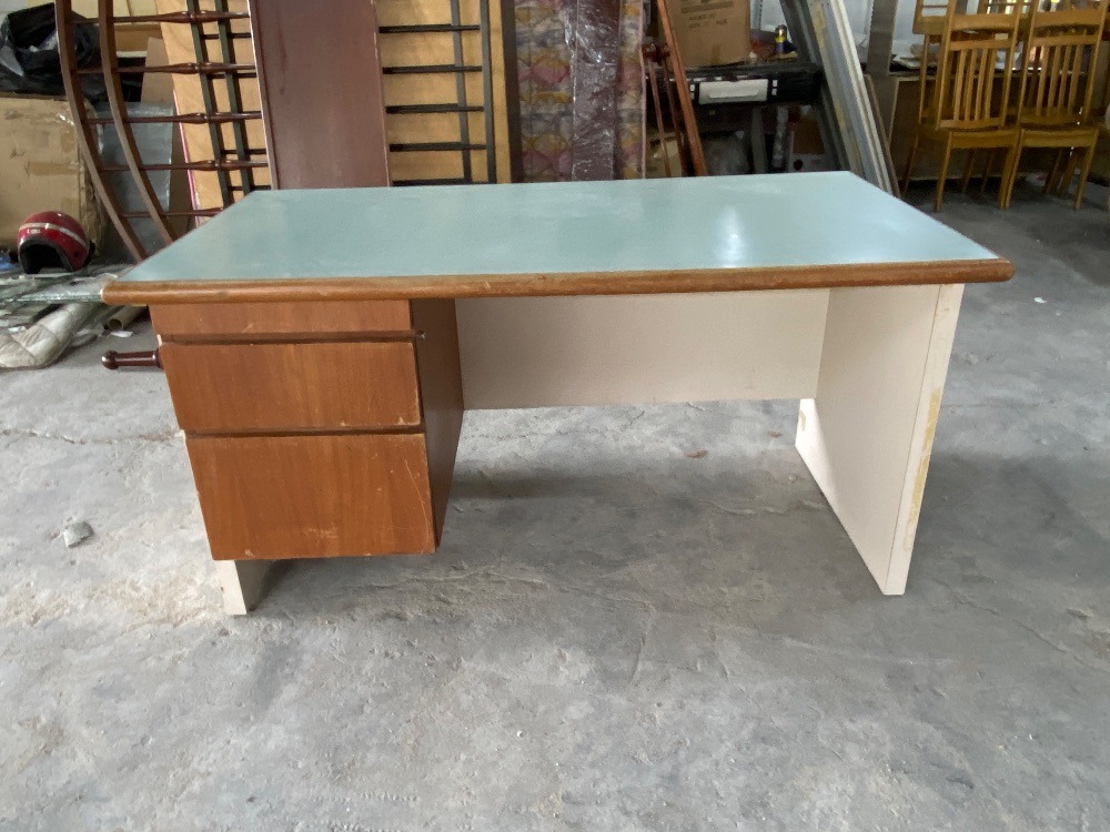 Wooden Office Desk White Colour / Meja Pejabat Kayu Warna Putih ...