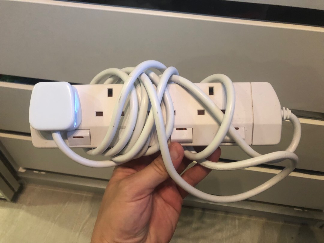 4 plug power strip with power indicator lights, 電腦＆科技, 電腦周邊及配件, 其他 on ...