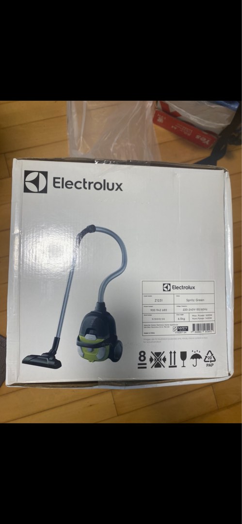 Electrolux 伊來克斯 Z1231 Compact & Go 免塵袋式吸塵機, 家庭電器, 吸塵機 ＆ 家居清潔電器 - Carousell