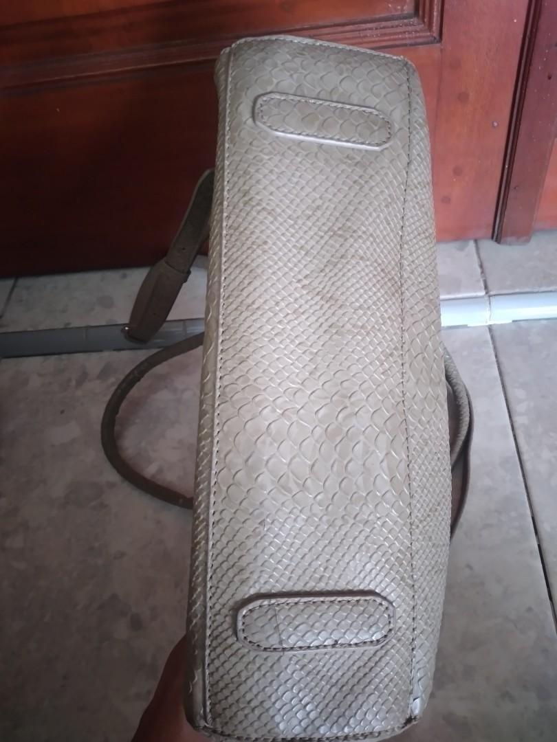 Esquire bag motif kulit ular, Fesyen Wanita, Tas & Dompet di Carousell