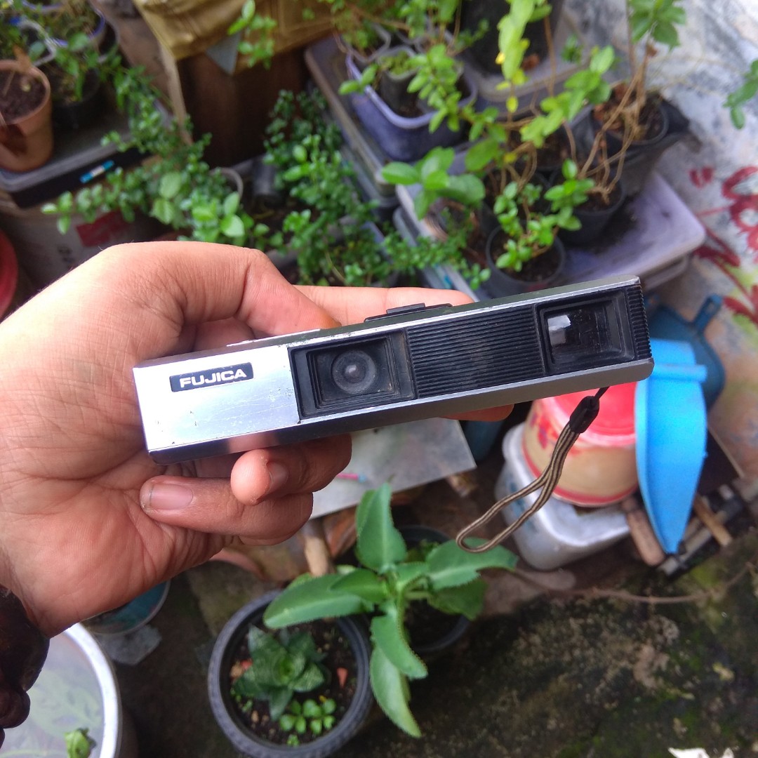 Kamera analog 110 format fujica 200f, Fotografi di Carousell