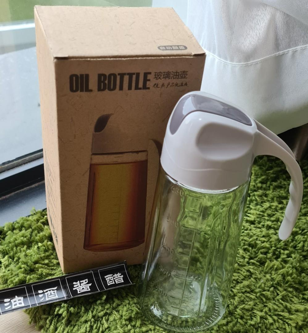 One-Handed Oil Glass Bottle Dispenser lid automatically opens when the ...