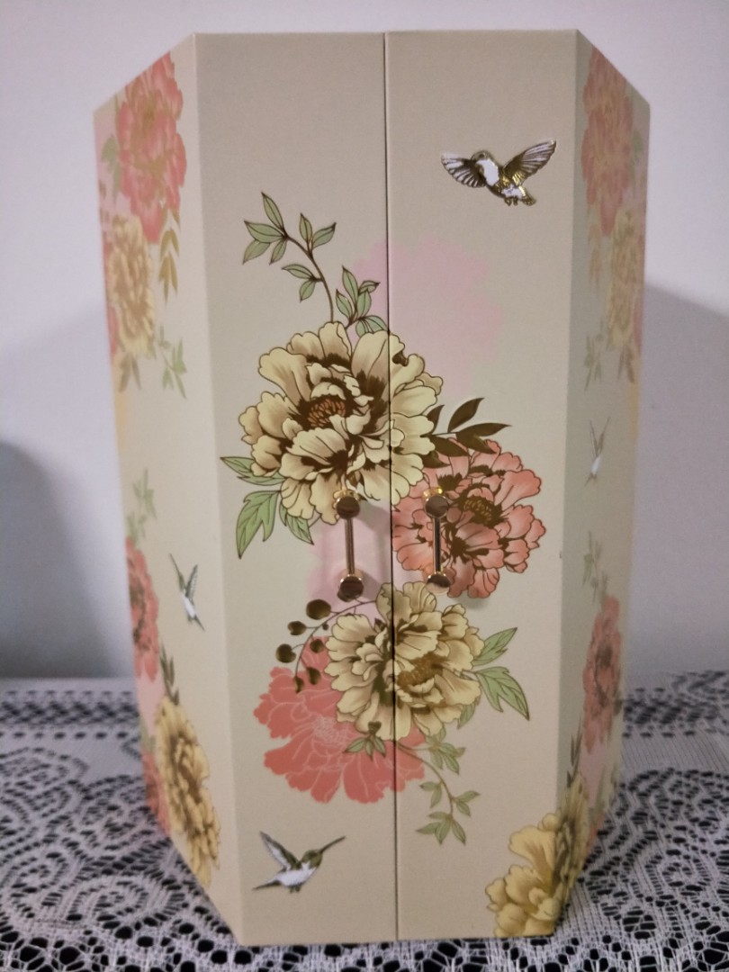 Shangri-la Jewelry Art Craft Storage Box Mooncake box, Hobbies & Toys ...