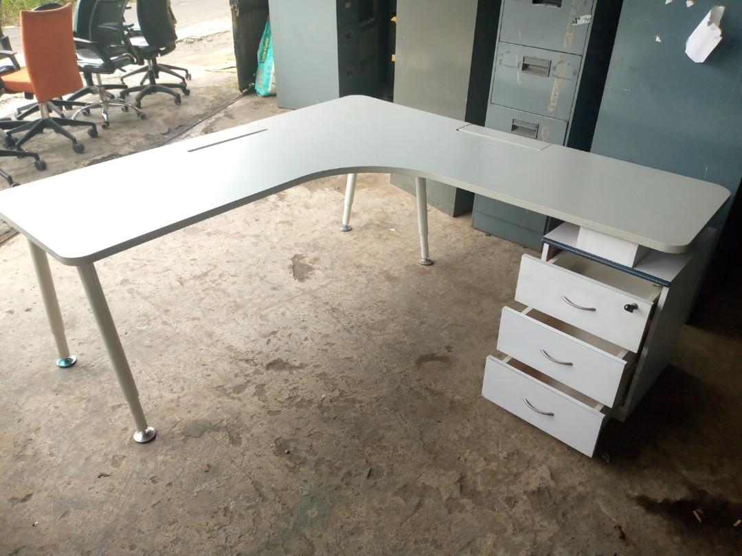 Meja L / meja siku / meja sudut, Perabotan Rumah di Carousell