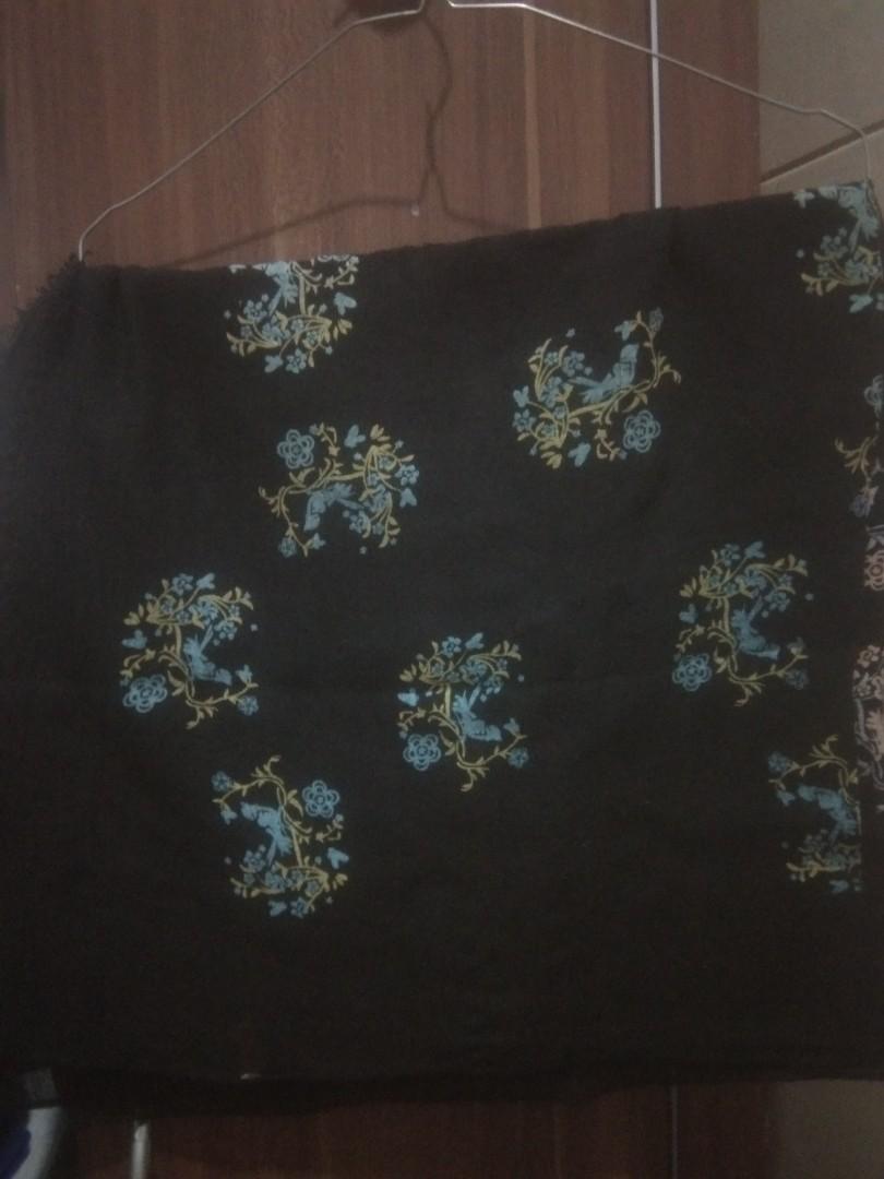 Pasmina hitam bunga, Fesyen Wanita, Muslim Fashion, Syal di Carousell