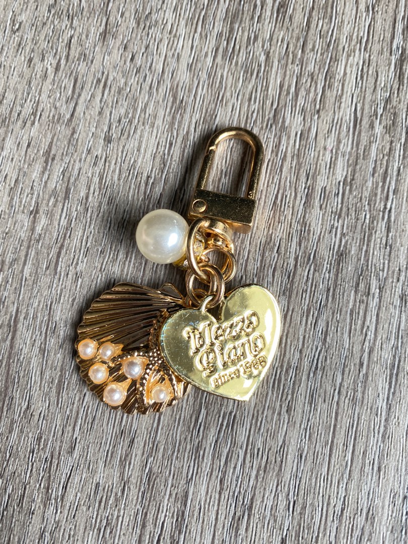 Pearl and shell Keychain, Women's Fashion, Watches & Accessories, Other ...
