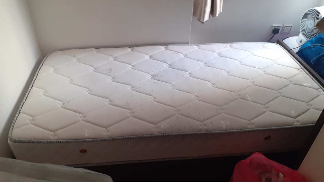 Small size single bed frame and mattress, 傢俬＆家居, 傢俬, 床架及床褥 - Carousell