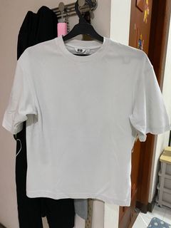 Kaos Polos Putih Uniqlo, Fesyen Pria, Pakaian , Atasan di Carousell