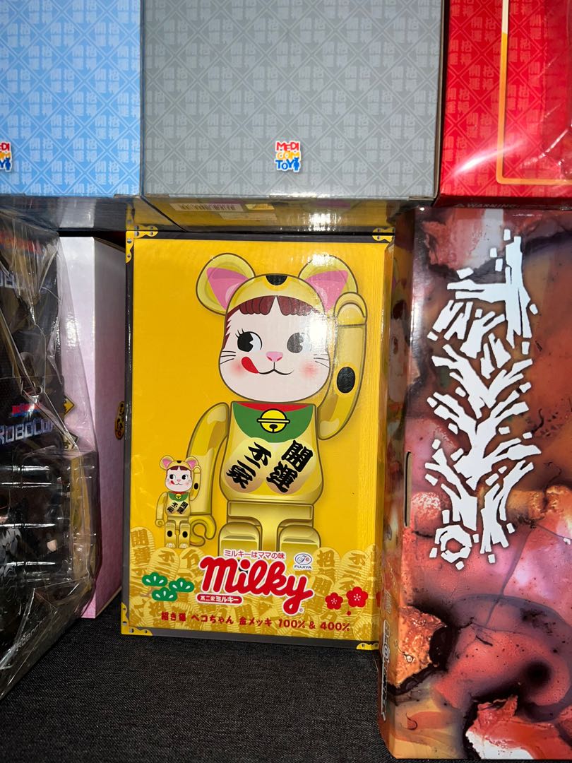 Peko gold cat 400% & 100% 開運 不二家 bearbrick, Hobbies & Toys, Toys ...