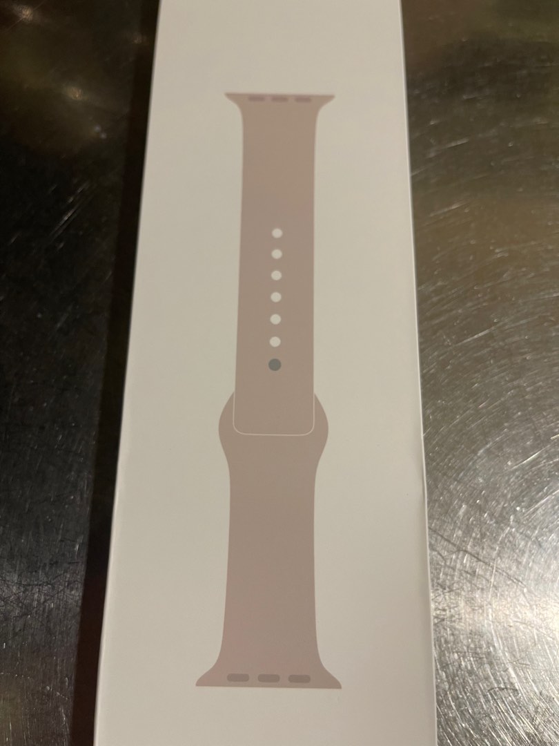 Apple Watch Starlight Sport Band 45mm, 手提電話, 智能穿戴裝置及智能手錶 - Carousell