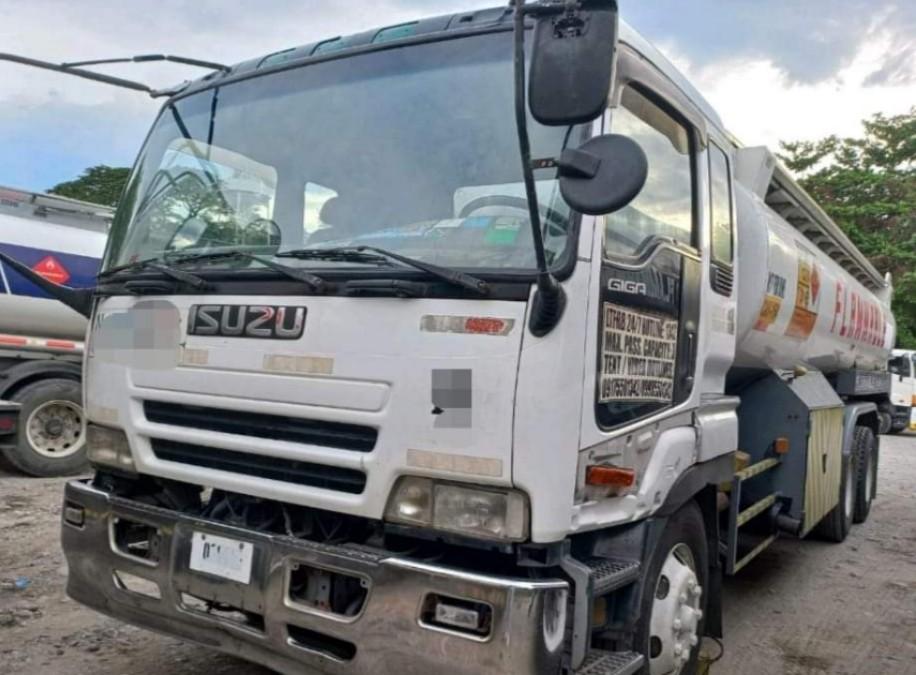Operational Isuzu giga 20kl tanker truck, Special Vehicles, Heavy Vehicles on Carousell