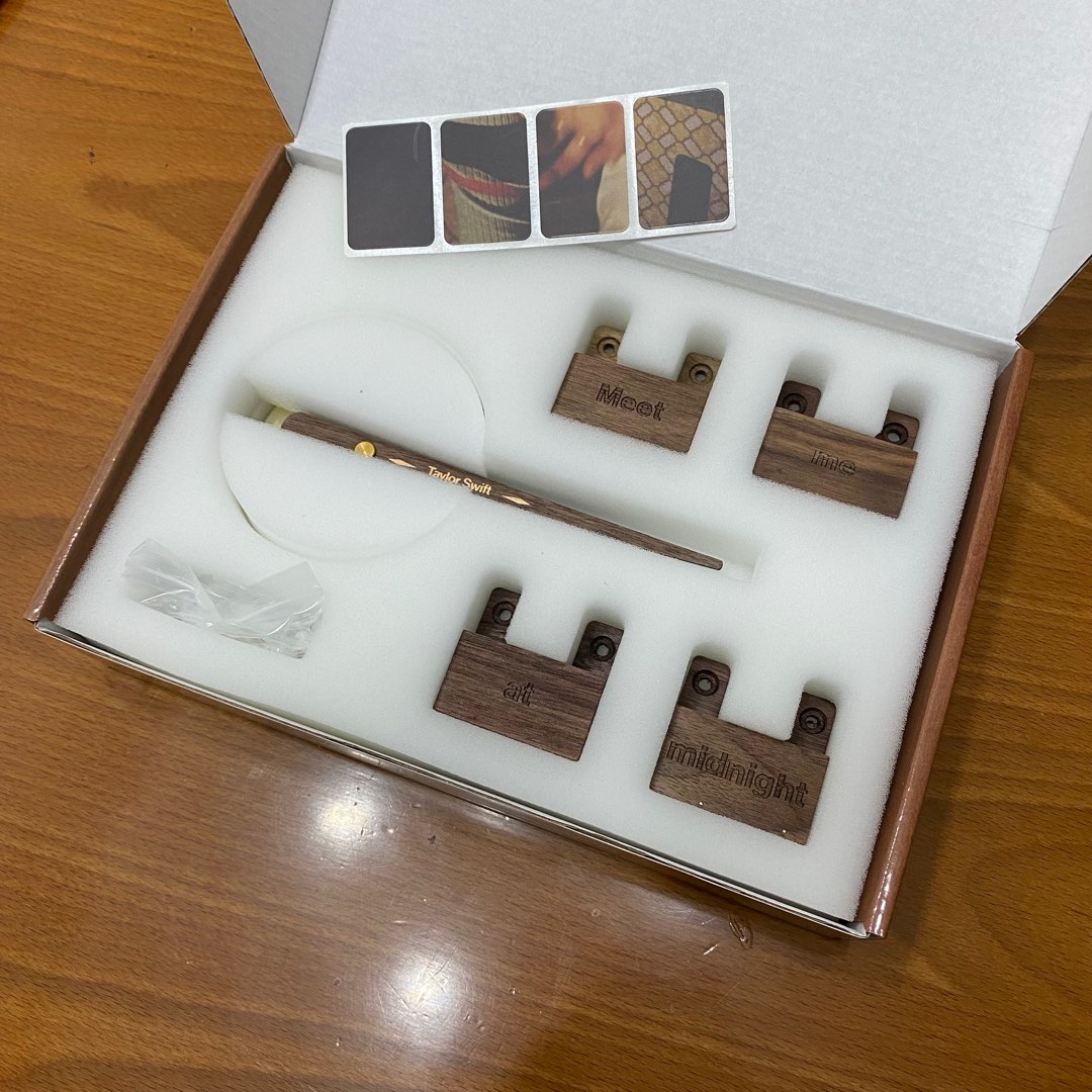 Taylor Swift Midnights CD Clock, 興趣及遊戲, 收藏品及紀念品, 明星周邊 - Carousell