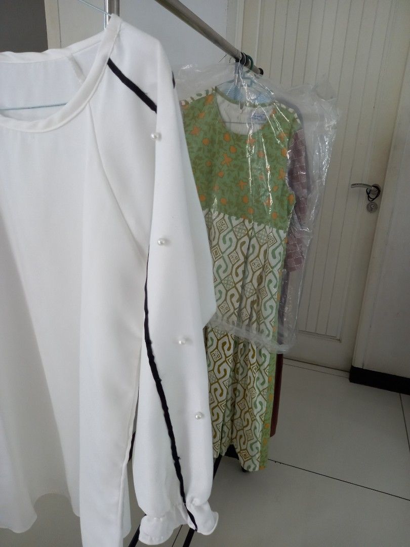 Baju putih, Fesyen Wanita, Pakaian Wanita, Atasan di Carousell