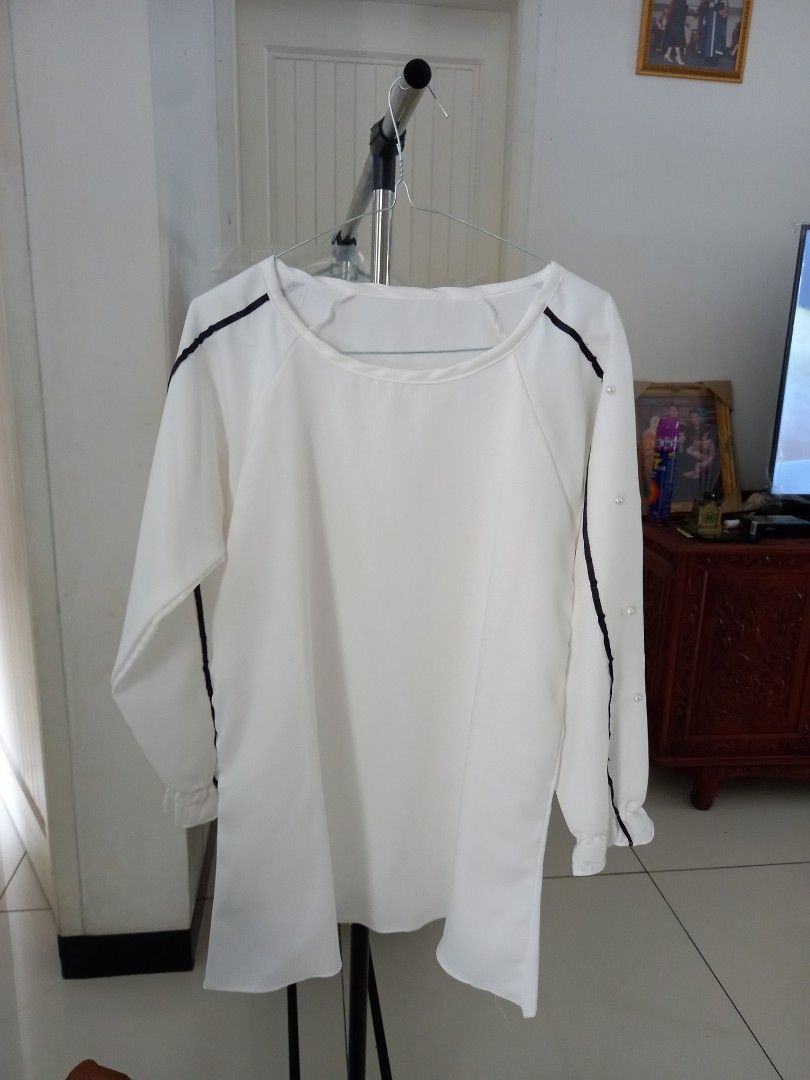 Baju putih, Fesyen Wanita, Pakaian Wanita, Atasan di Carousell