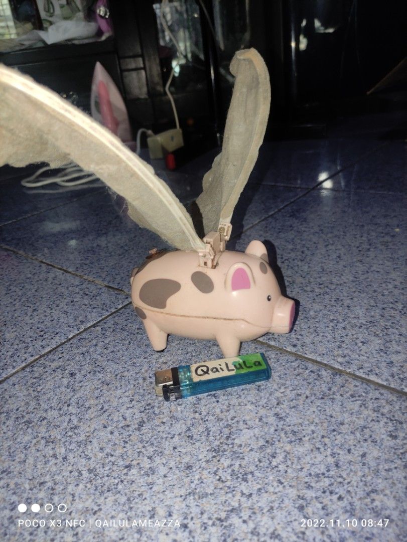 Figure Vintage Flying Pig Magical Key Toys, Toys & Collectibles, Mainan ...