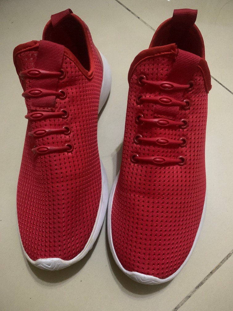Sepatu Tracce merah ORI size 37, Fesyen Pria, Sepatu , Sneakers di ...