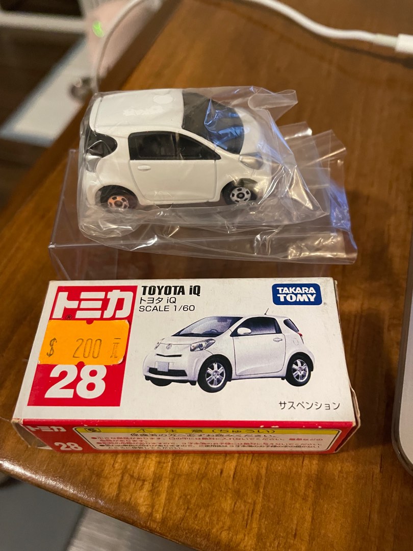 Tomica 28 Toyota iQ, 興趣及遊戲, 收藏品及紀念品, 古董收藏 - Carousell
