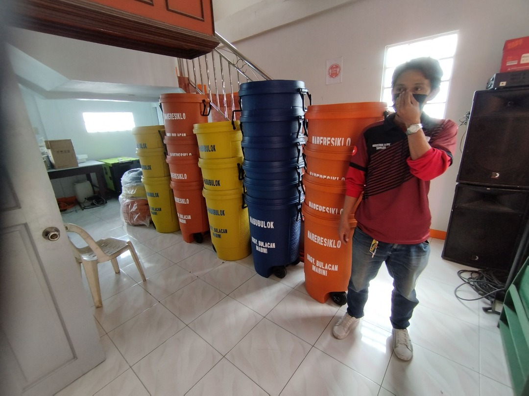 TROLLING TRASH BIN WITH WHEELS, Community on Carousell