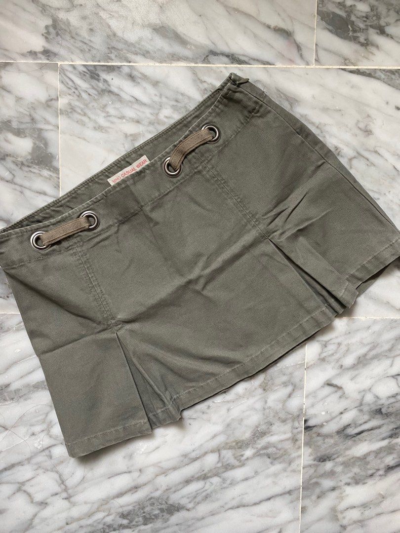 Vintage Y2K MNG Mango Pleated Mini Skirt, Women's Fashion, Bottoms, Skirts on Carousell