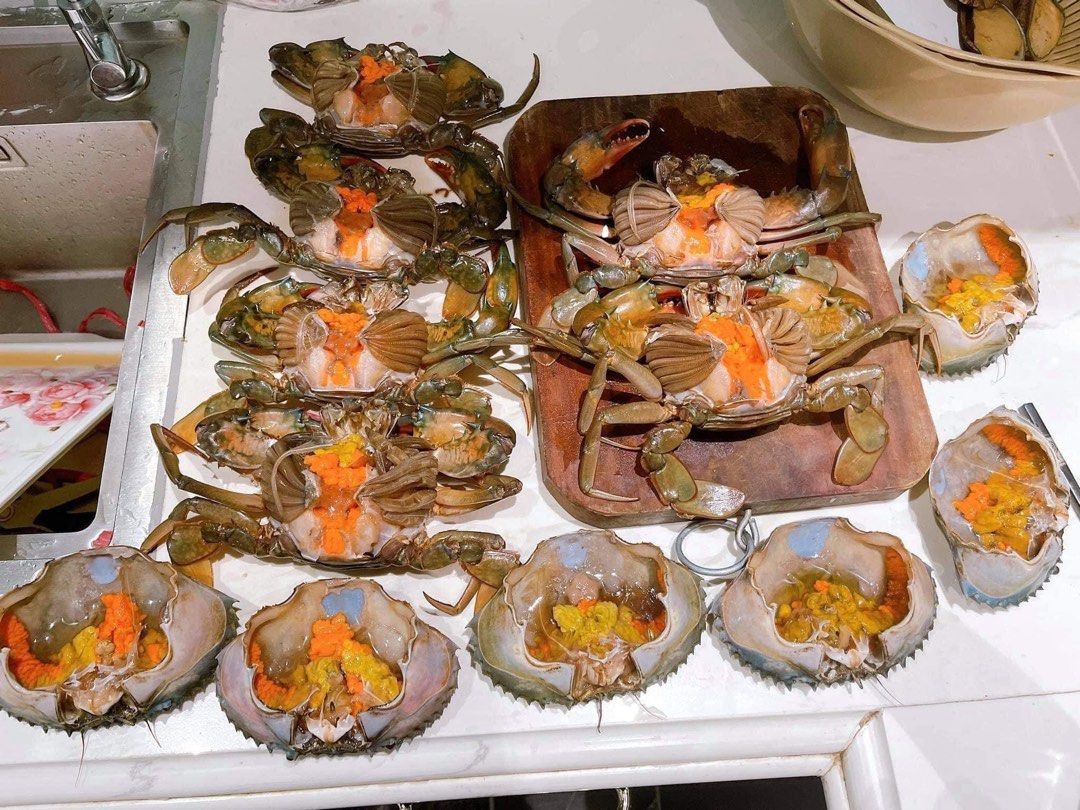 Female crab got roe , Food & Drinks, Fresh Produce on Carousell