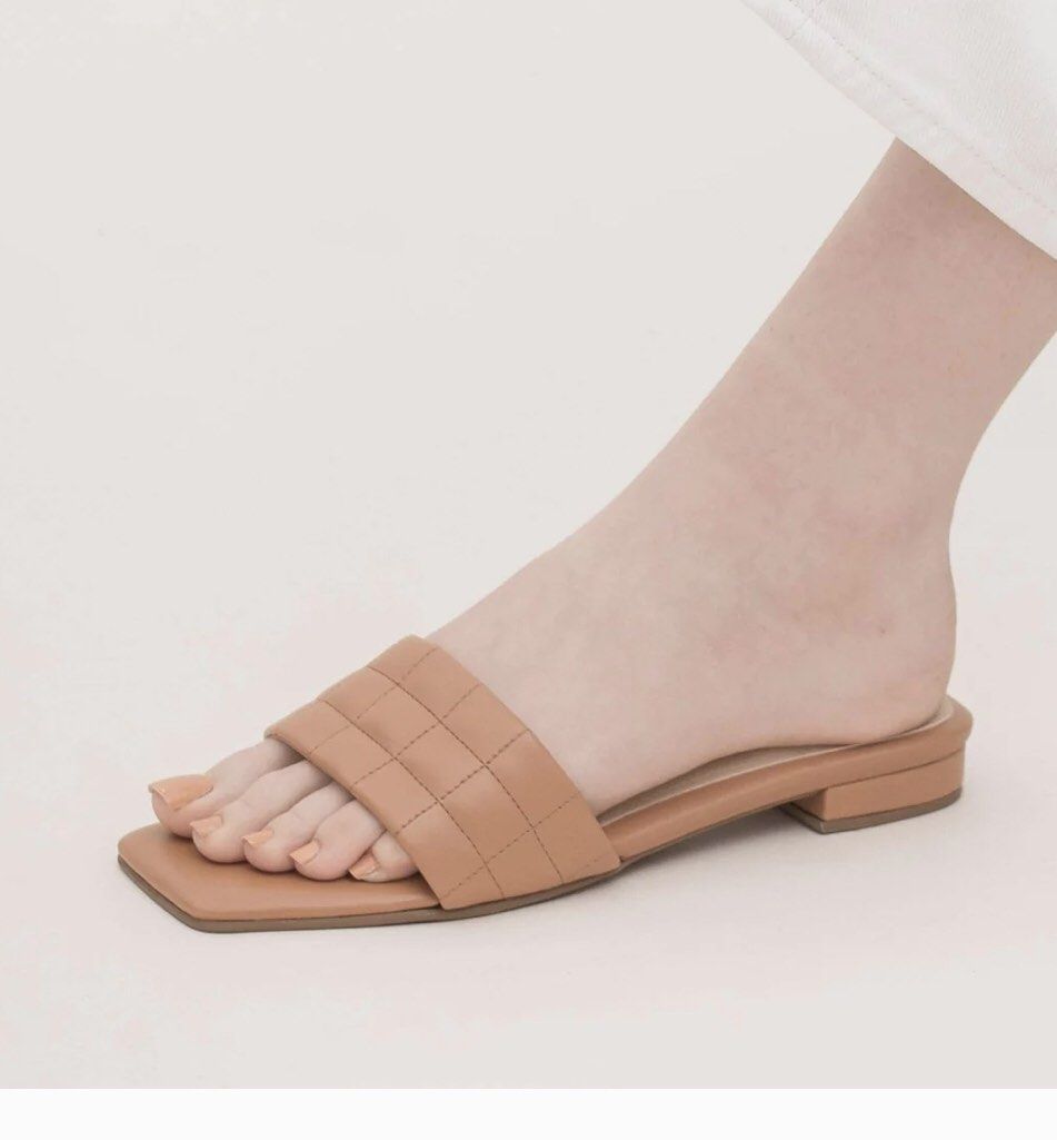 Hue Manila Sandals, Women's Fashion, Footwear, Flats & Sandals on Carousell