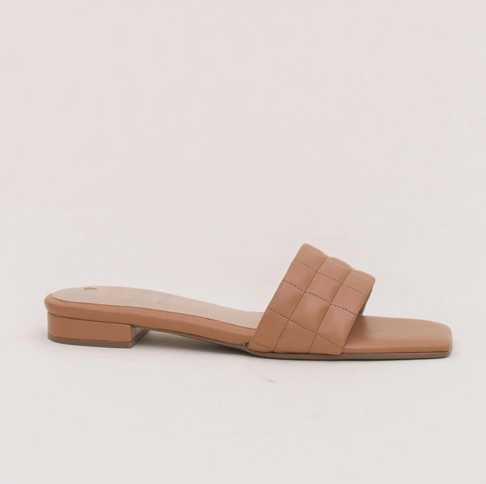 Hue Manila Sandals, Women's Fashion, Footwear, Flats & Sandals on Carousell