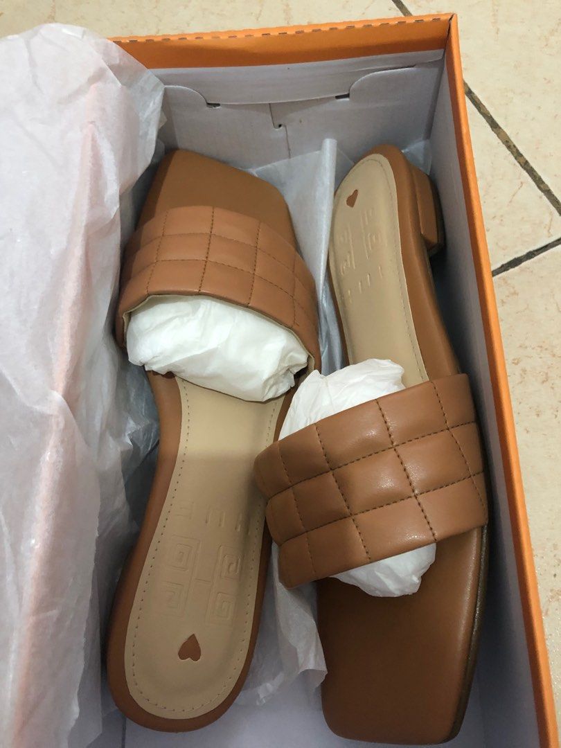 Hue Manila Sandals, Women's Fashion, Footwear, Flats & Sandals on Carousell