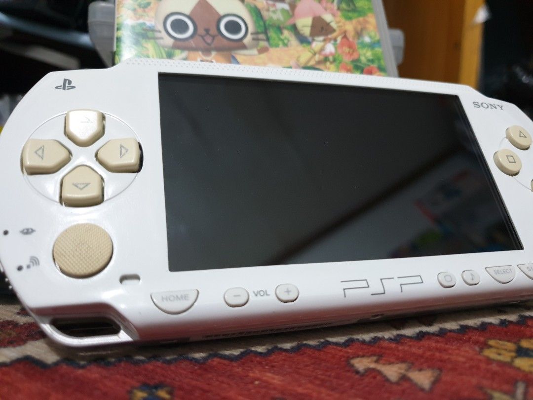 PSP1000 fat phat White as is, Video Gaming, Video Game Consoles ...