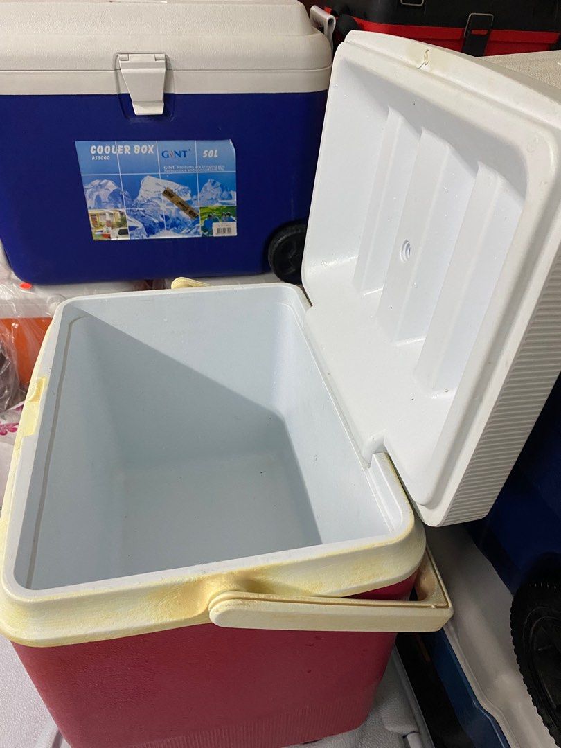 Used 30L Rubbermaid Cooler Box Ice Box/ Cooler Box/ Beer Beverage ...