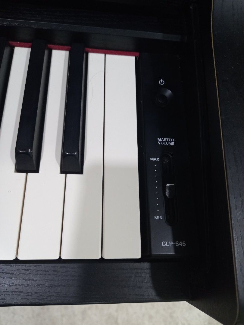 (To clear) Yamaha Digital Piano clp 645, in excellent condition (Yamaha piano bench included ...