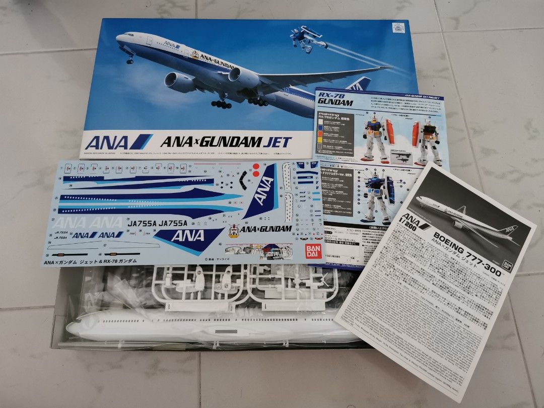 BANDAI 1/200 ANA×GUNDAM JET BOEING B777-300 with 1/200 RX-78 GUNDAM ...