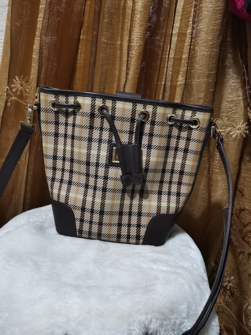 Daks Bucket Small Size, Women's Fashion, Bags & Wallets, Cross-body Bags on Carousell