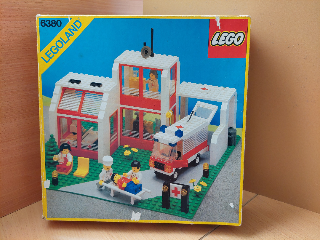 LEGO 6380 Emergency Treatment Center (齊件有盒), 興趣及遊戲, 玩具 & 遊戲類 - Carousell