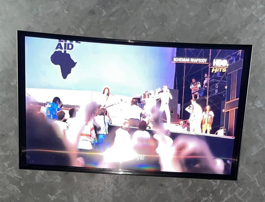 Samsung 65" UHD 4K Curved Smart TV JU6600 Series 6 includes tv stand ...