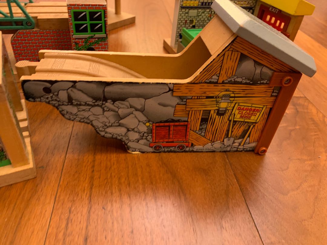 Thomas the train - Quarry mine tunnel wooden, 興趣及遊戲, 玩具 & 遊戲類 - Carousell