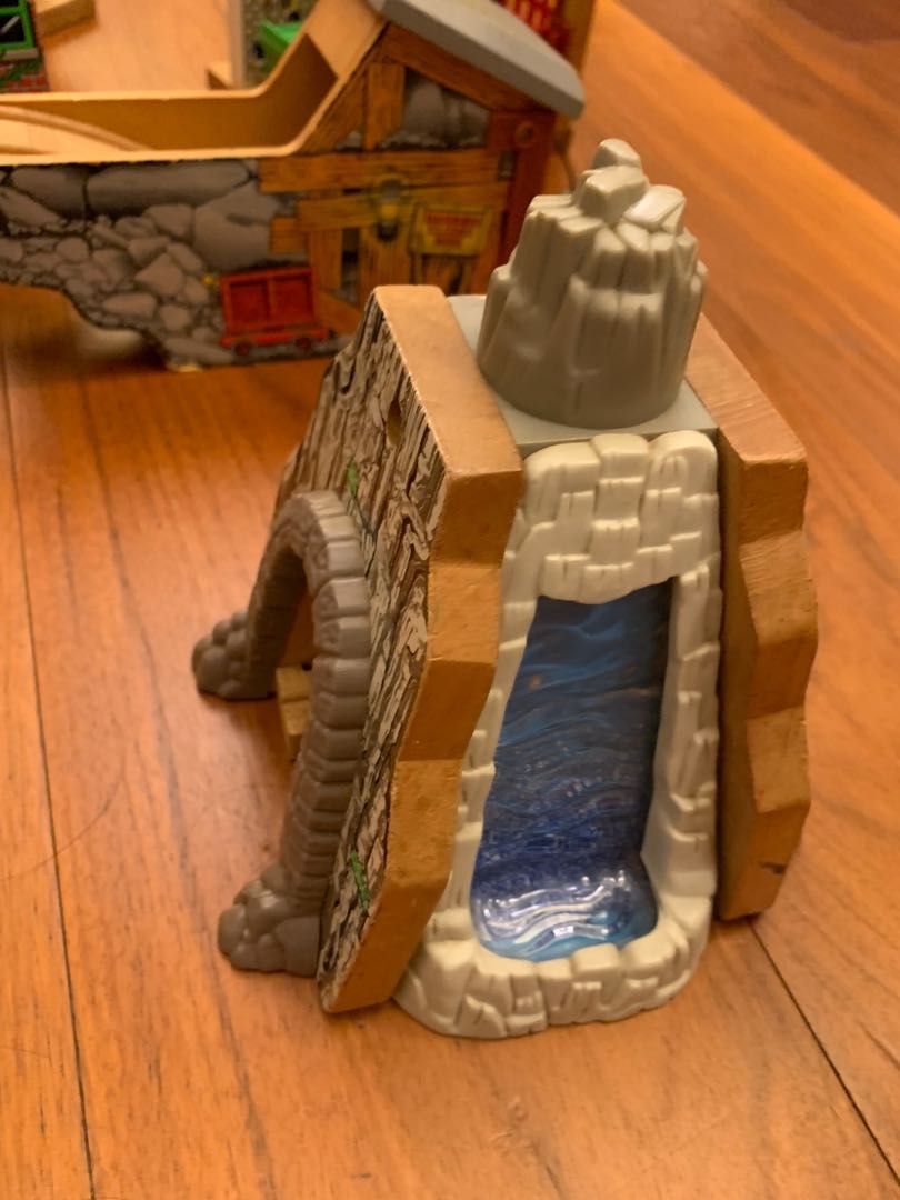 Thomas the train wooden set- Waterfall tunnel, 興趣及遊戲, 玩具 & 遊戲類 - Carousell