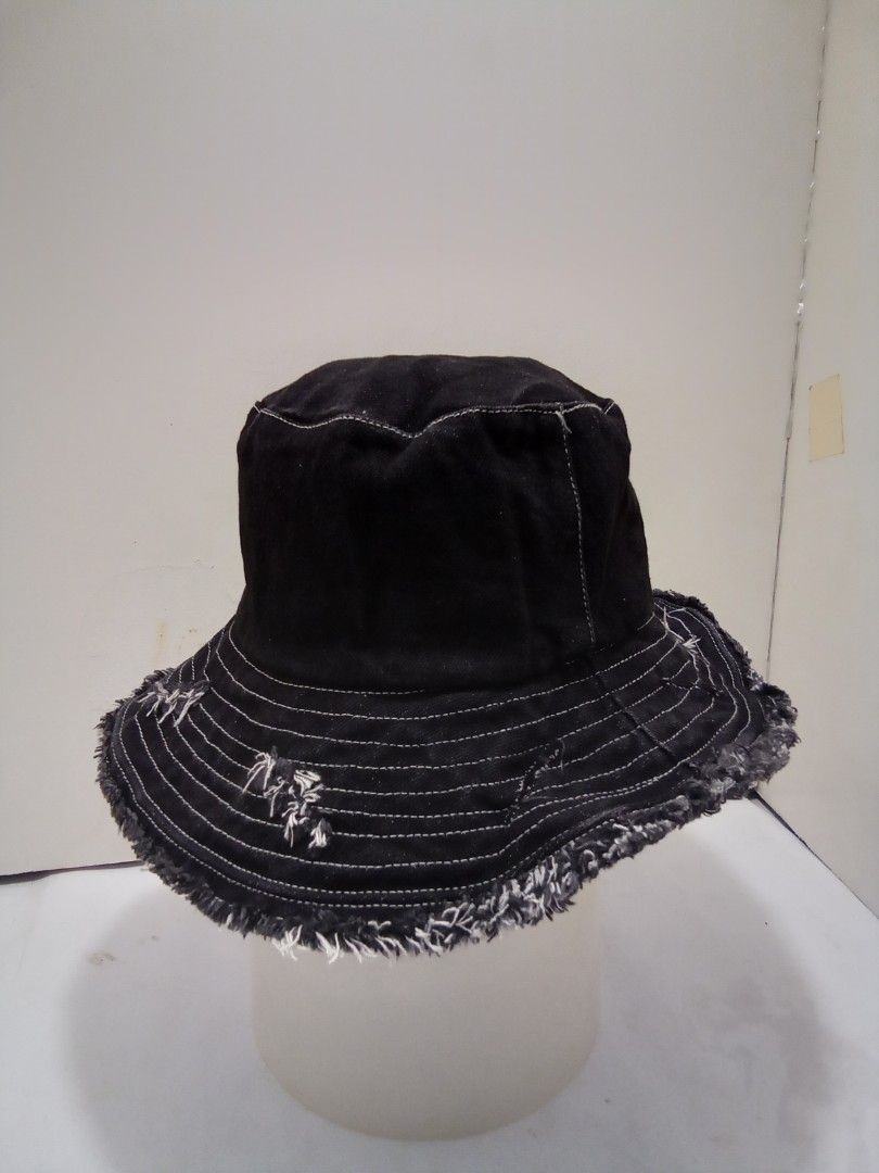 Topi Pantai bucket hitam rawis, Fesyen Wanita, Aksesoris di Carousell