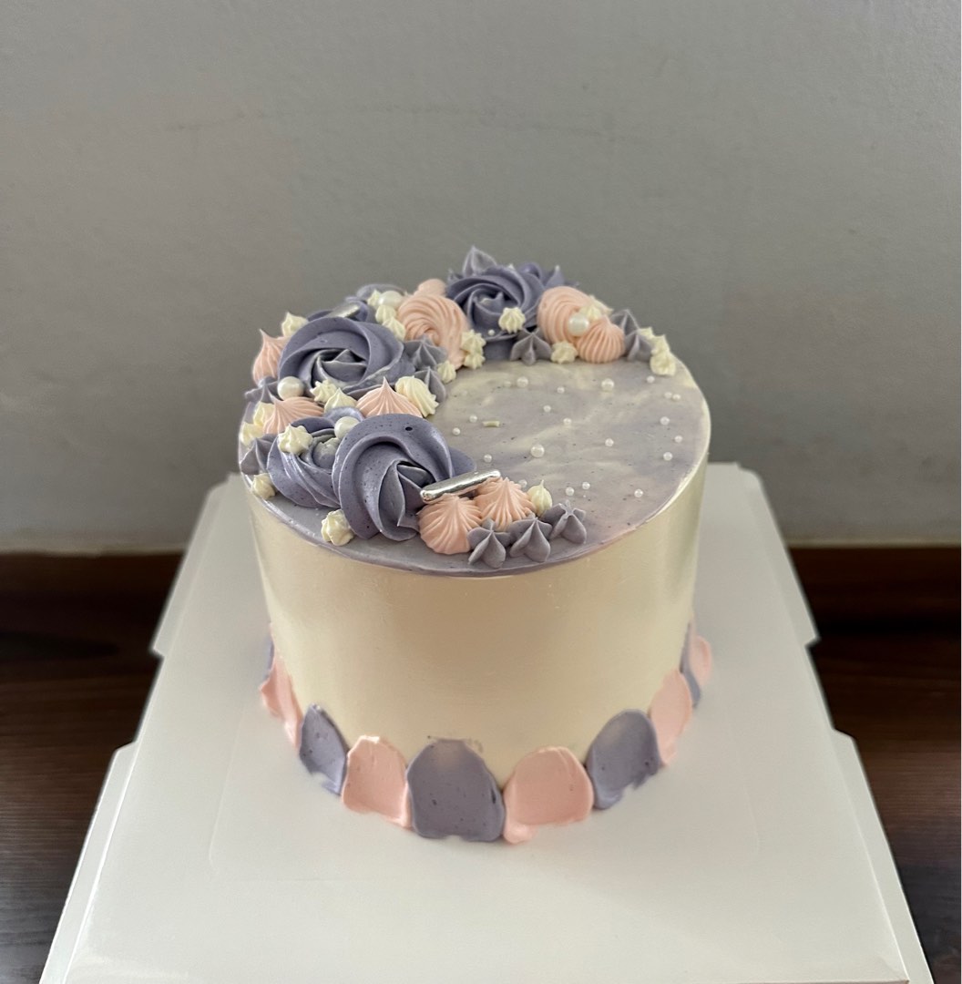 Customised Cake, Food & Drinks, Homemade Bakes on Carousell